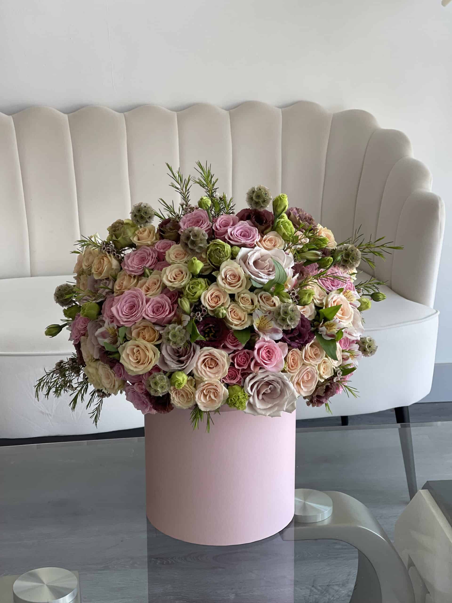 Romantic Blush Rose Box: Elegance for Any Occasion